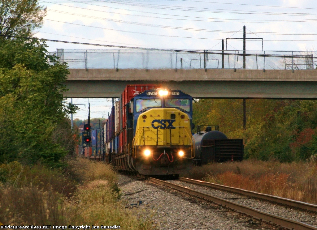 CSX 8781 on Q190